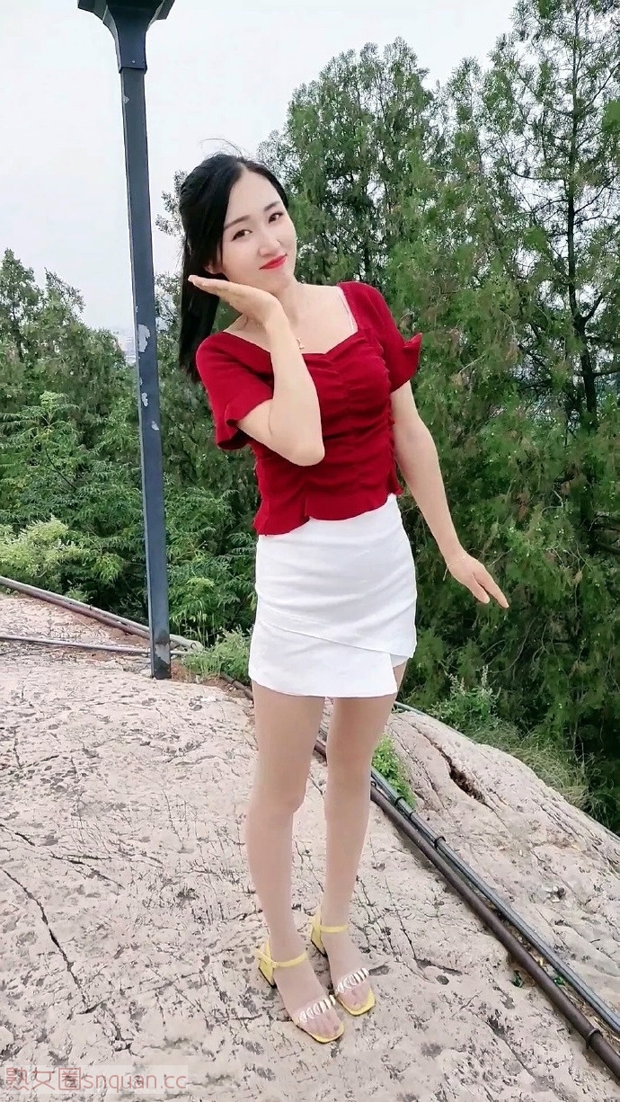 风和日丽陪美丽姐姐小区显示迷人风情-新手图片区-美熟圈 - 爱美熟